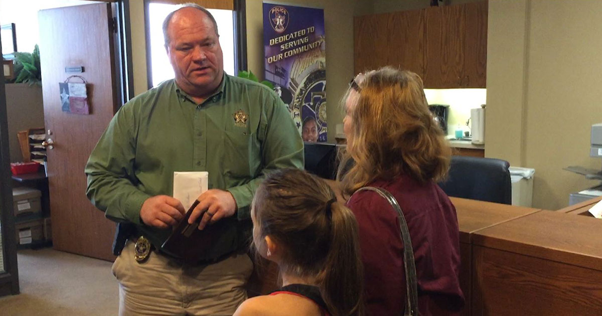 Woman presents plaque to TTPD officer that arrested her 11 years ago ...